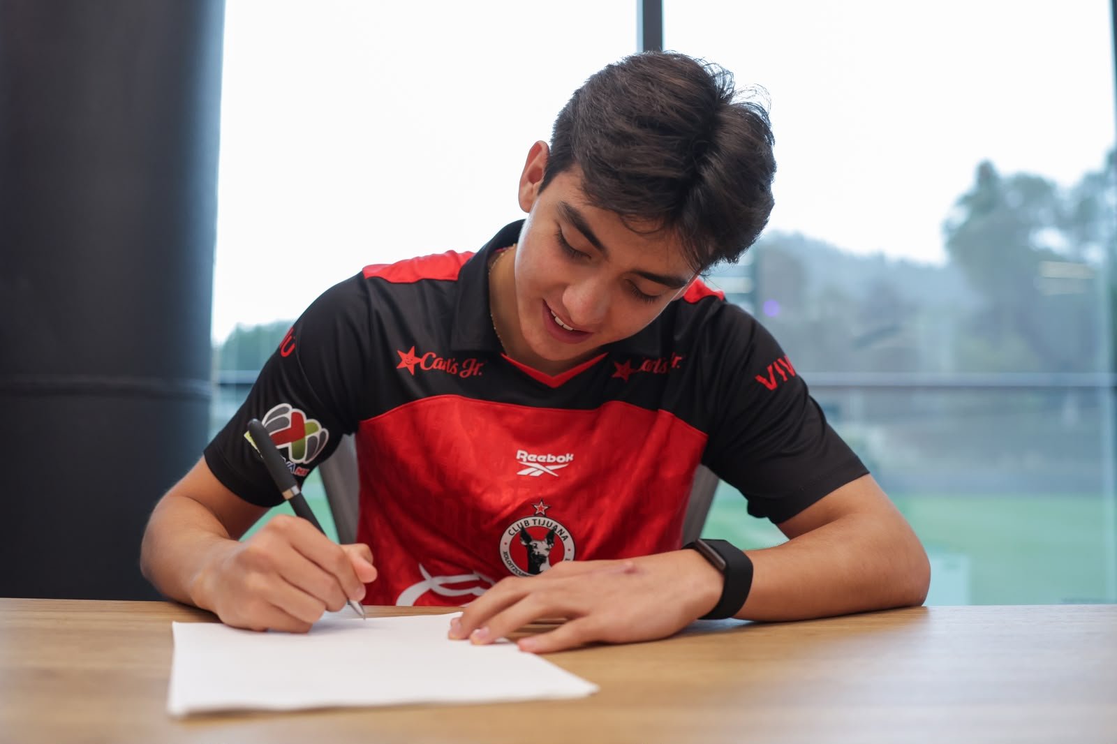 Xolos renueva contrato a Gilberto Mora